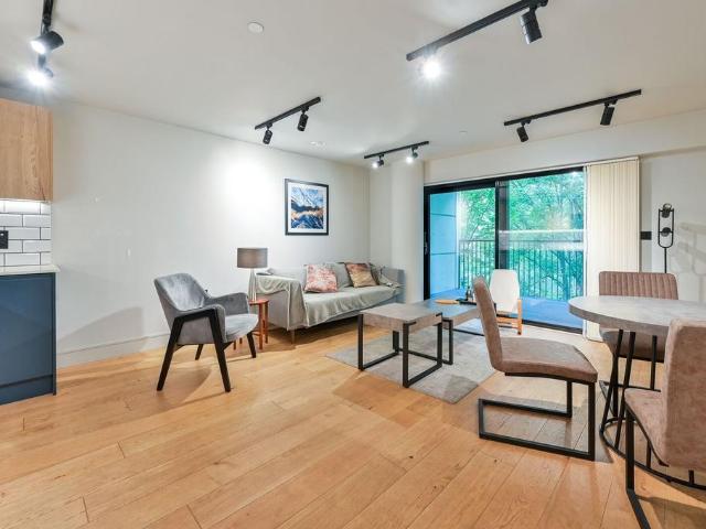 Tower Bridge Road, Bermondsey. 2 bed flat to rent £3,350 pcm £773 pw