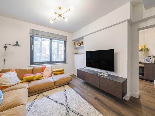 Tower Bridge Road Southwark SE1 2 bed flat to rent £2,500 pcm £577 pw