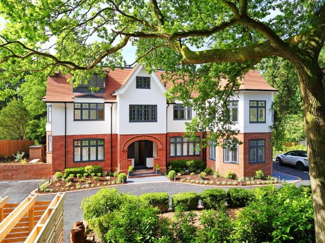 Tower Road, Hindhead, Surrey, GU26 2 bed apartment to rent £1,800 pcm £415 pw