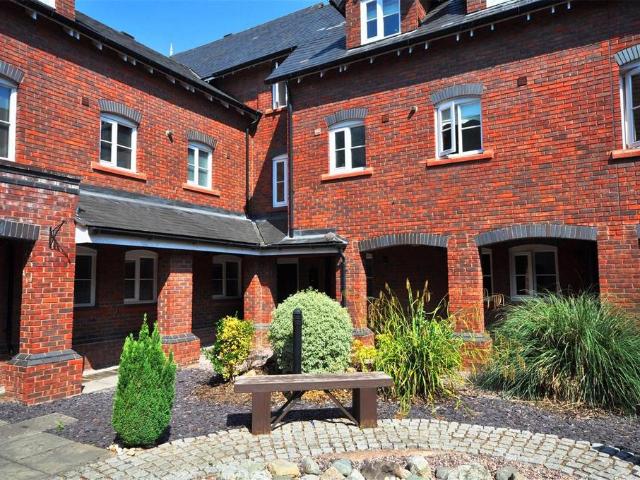 Towergate, Chester, CH1 2 bed flat to rent £1,230 pcm £284 pw