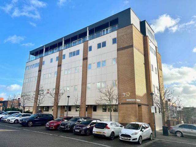 Towergate House, Avebury Boulevard 2 bed apartment to rent £1,450 pcm £335 pw