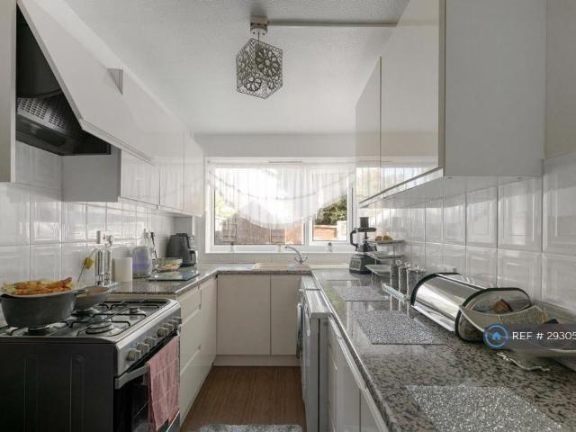 Towers Court, Uxbridge, UB10 2 bed maisonette to rent £1,900 pcm £438 pw