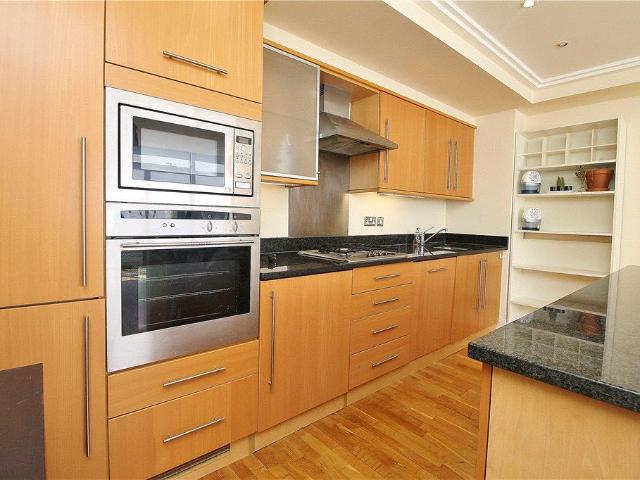 Town Meadow, Brentford, London, TW8 2 bed apartment to rent £2,200 pcm £508 pw
