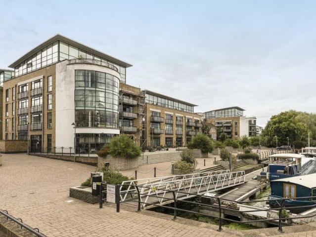 Town Meadow, Brentford TW8 2 bed flat to rent £2,000 pcm £462 pw