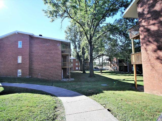 Town and Country 2 Bedroom Apartment for Rent at 120 S Kingston Dr, Bloomington, IN 47408