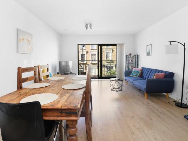 Town Apartments, 47 Allcroft Road. 3 bed flat to rent £3,800 pcm £877 pw