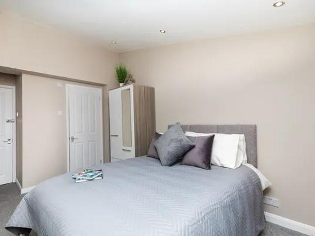 Town centre 1 bedroom house share to rent