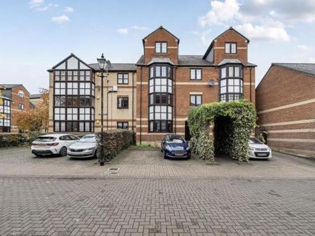 Town Centre, Berkshire, 1 Bedroom Flat
