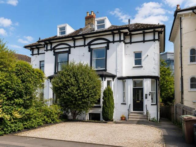 Town Centre, Cheltenham GL50, 2 bed flat to rent, £1,200 pcm | PrimeLocation