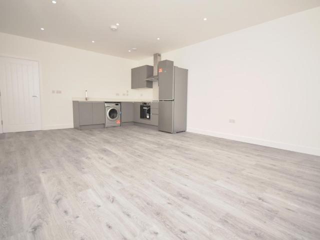Town Centre, Hatfield AL10, 2 bed flat to rent, £1,600 pcm | PrimeLocation