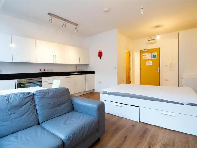 Town Hall, Bexley Square, Salford. 2 bed flat to rent £1,000 pcm £231 pw