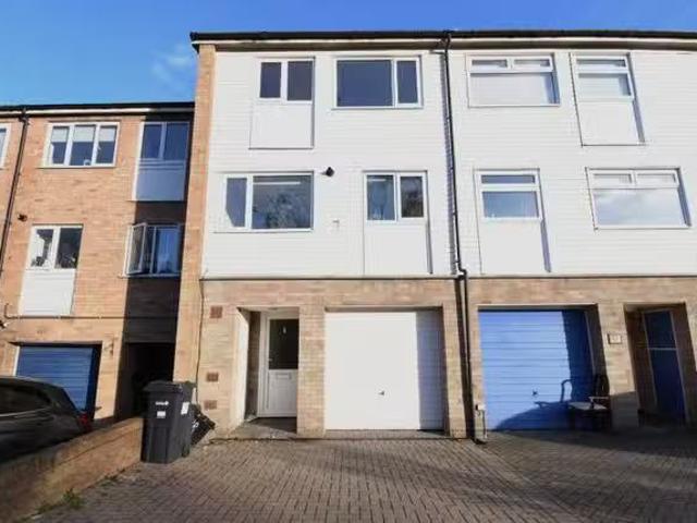 Town house to rent in Glengall Road, Woodford Green IG8