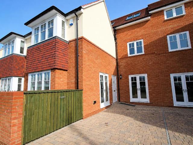Town Lane, Marlow SL7, Room to rent, £1,000 pcm | PrimeLocation