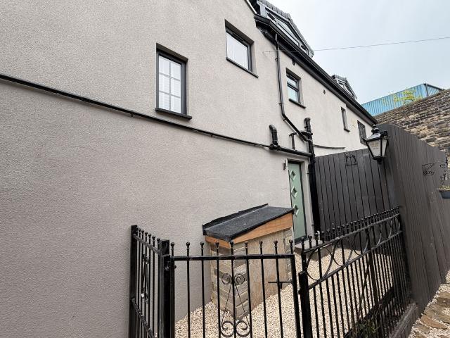 Town Street, Pudsey, West Yorkshire LS28, 2 bed flat to rent, £1,100 pcm | PrimeLocation