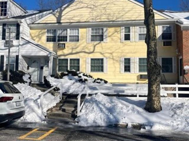 Towne House Vlg, Islandia, Condo For Sale