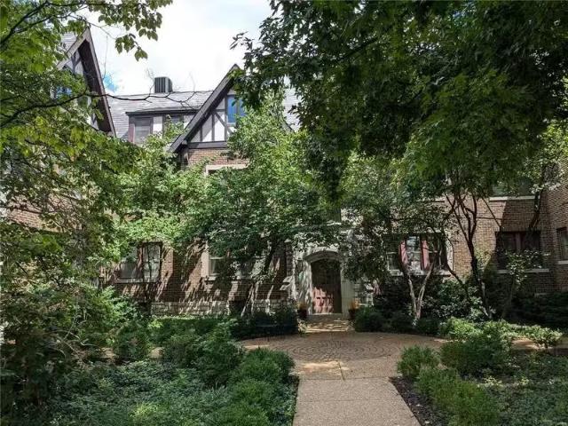 Townhouse, Condo/Coop/Villa Clayton, MO 7627 Wydown Blvd #2W