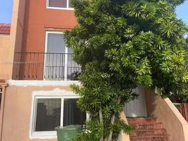 Townhouse Hialeah, FL 4370 W 11th Ct #58