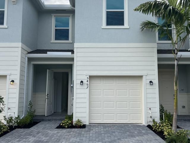 Townhouse in Lake Worth available now