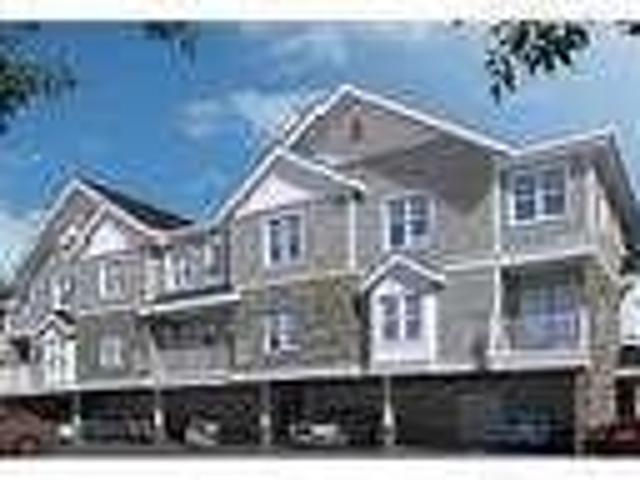 Townhouse in move in condition in Hawthorne