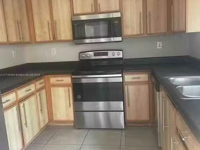 Townhouse North Miami Beach, FL 2066 Ne 167th St
