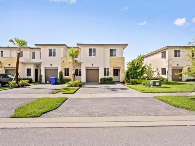 Townhouse Royal Palm Beach, FL 660 Pioneer Way #660
