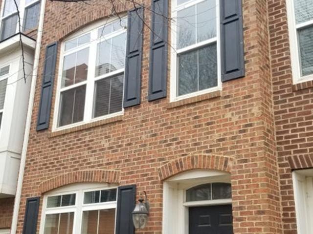 Townhouse Walking Distance to Vienna Metro