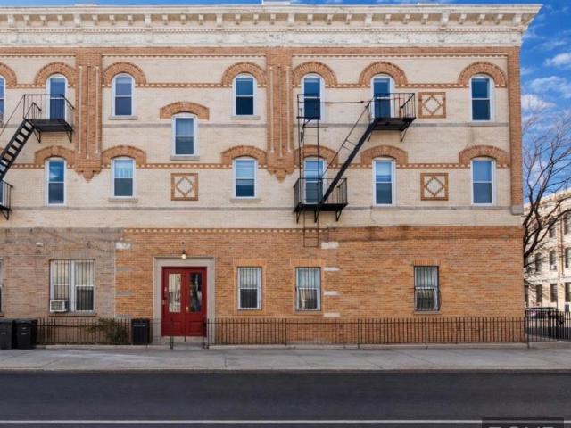 townhouse with 17 bedroom, RIDGEWOOD NY DLS98910806