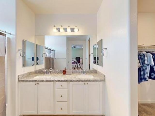 Townhouse with Garage, Fast WiFi, Spring Valley location, Remote Work, Traveling professionals