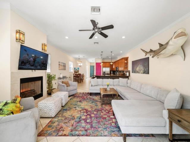 Townhouse two blocks from beach