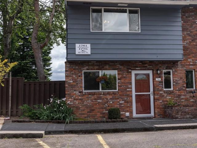 Townhome for Rent –Spacious, Modern, and Backing Up to Gresham Golf Course quiet! pets ok