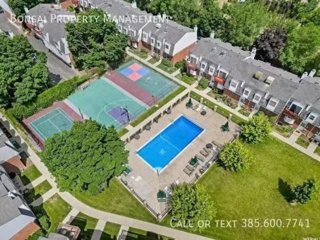 Townhome in Sandy 649 S Williamsburg Park Cir