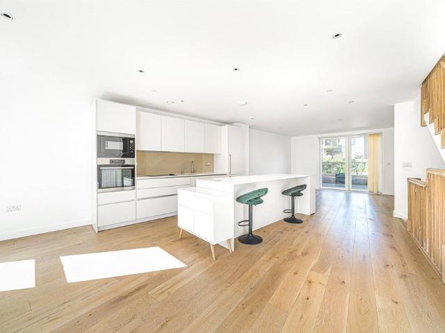 Townsend Road, London, SE3 3 bed terraced house to rent £3,000 pcm £692 pw