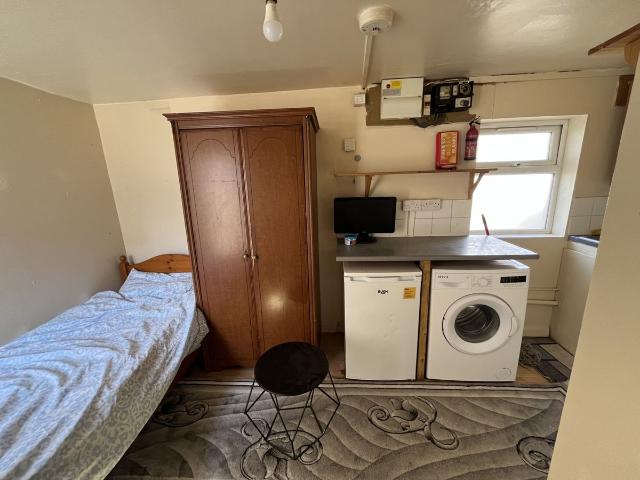Townsend Road, Southall UB1, Studio to rent, £950 pcm | PrimeLocation