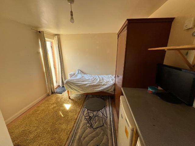 Townsend Road, Southall UB1, Studio to rent, £950 pcm | PrimeLocation