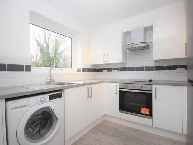 Trotwood, Chigwell 2 bed flat to rent £1,600 pcm £369 pw