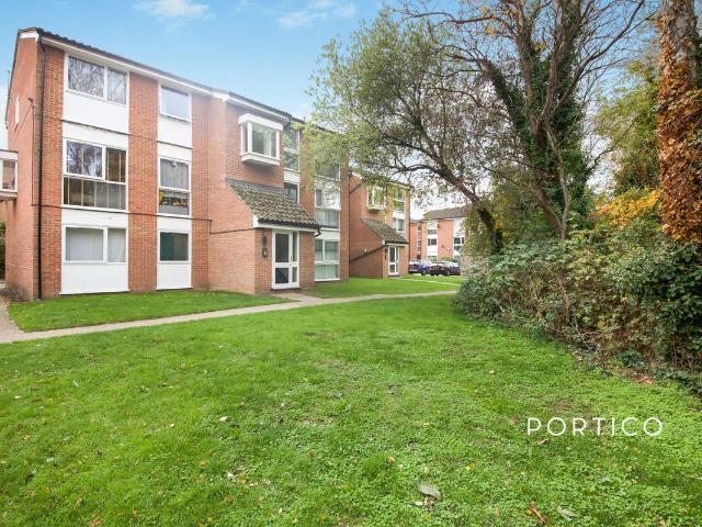 Trotwood, Chigwell, Essex IG7, 2 bed flat to rent, £1,400 pcm | PrimeLocation