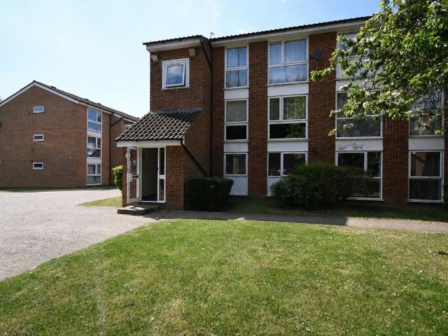 Trotwood, Chigwell, Essex IG7, 2 bed flat to rent, £1,500 pcm | PrimeLocation