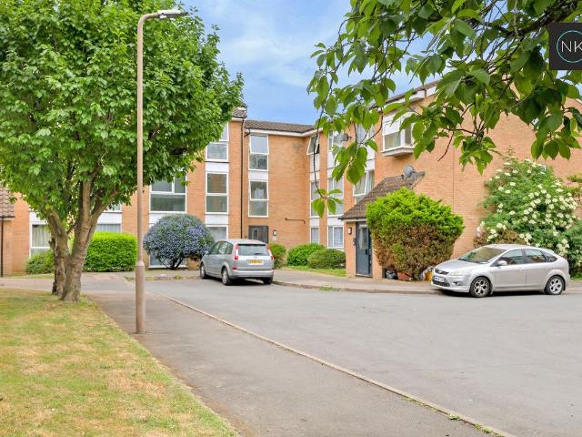 Trotwood, Chigwell, Essex IG7, 2 bed flat to rent, £1,725 pcm | PrimeLocation
