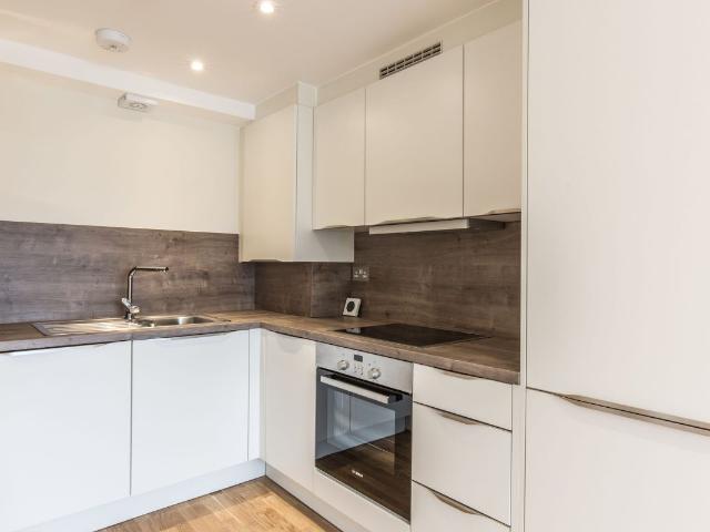 Trout Road, Yiewsley, West Drayton UB7, Studio to rent, £1,200 pcm | PrimeLocation