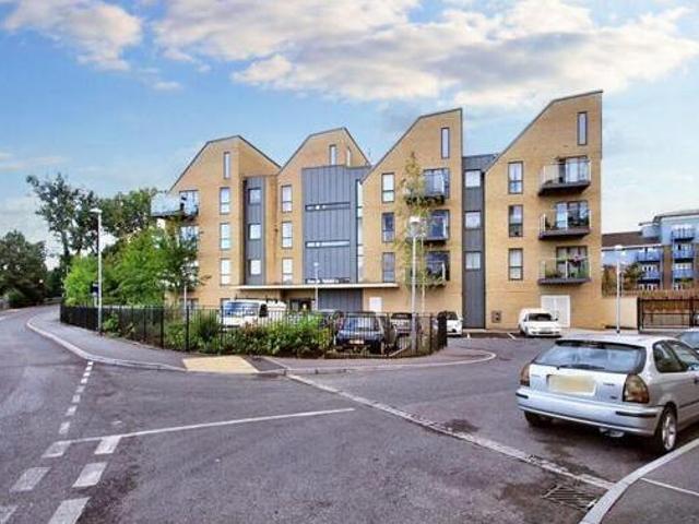 Trout Road, Yiewsley, 2 Bedroom Flat