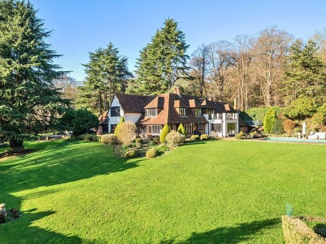 Troutstream Way Loudwater WD3 8 bed detached house to rent £40,000 pcm £9,231 pw