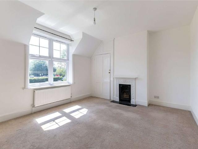 Traditional two bedroom terraced cottage with great transport links
