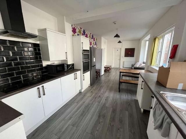 Traditional HMO Living at 74 Mayfield Street, Hull Room 3 Double Room