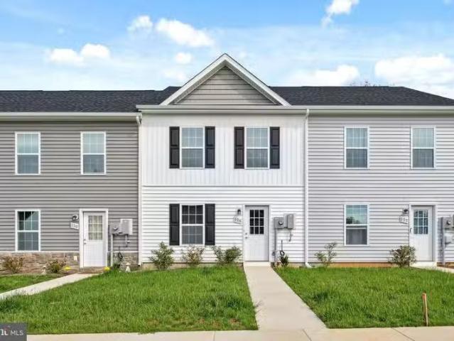 Traditional, Interior Row/Townhouse KEARNEYSVILLE, WV 126 N.