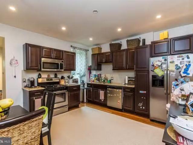 Traditional, Interior Row/Townhouse PHILADELPHIA, PA 3023 B.