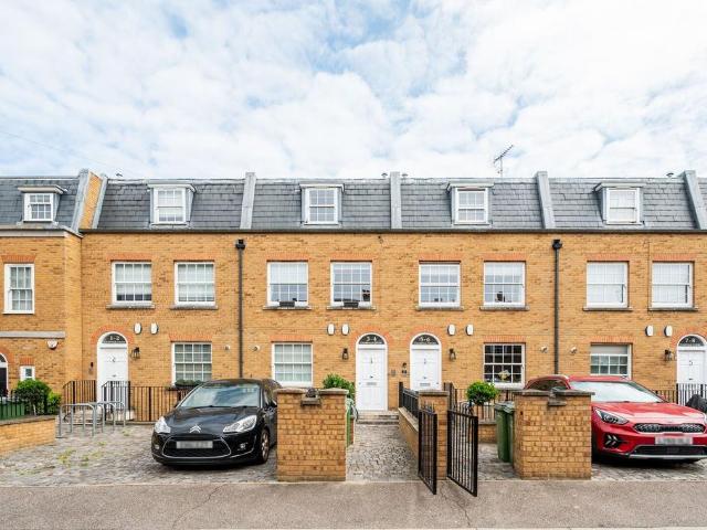 Trafalgar Grove, Greenwich, London, SE10 2 bed maisonette to rent £2,500 pcm £577 pw