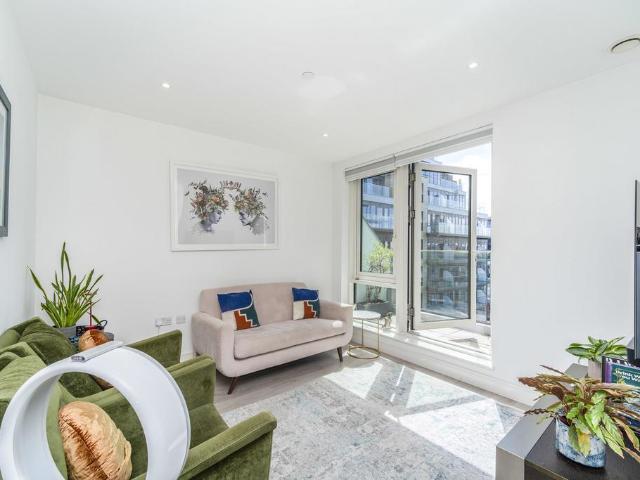 Trafalgar House, Dickens Yard. 2 bed flat to rent £2,850 pcm £658 pw