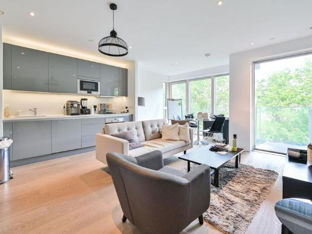 Trafalgar Place, Capell Apartments. 1 bed flat to rent £2,800 pcm £646 pw