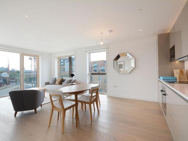 Trafalgar Place, Elephant and Castle. 2 bed flat to rent £3,300 pcm £762 pw