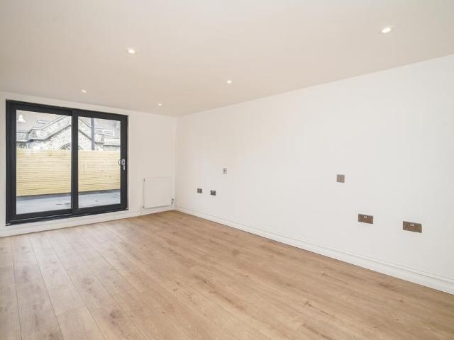 Trafalgar Road London SE10 2 bed flat to rent £2,000 pcm £462 pw
